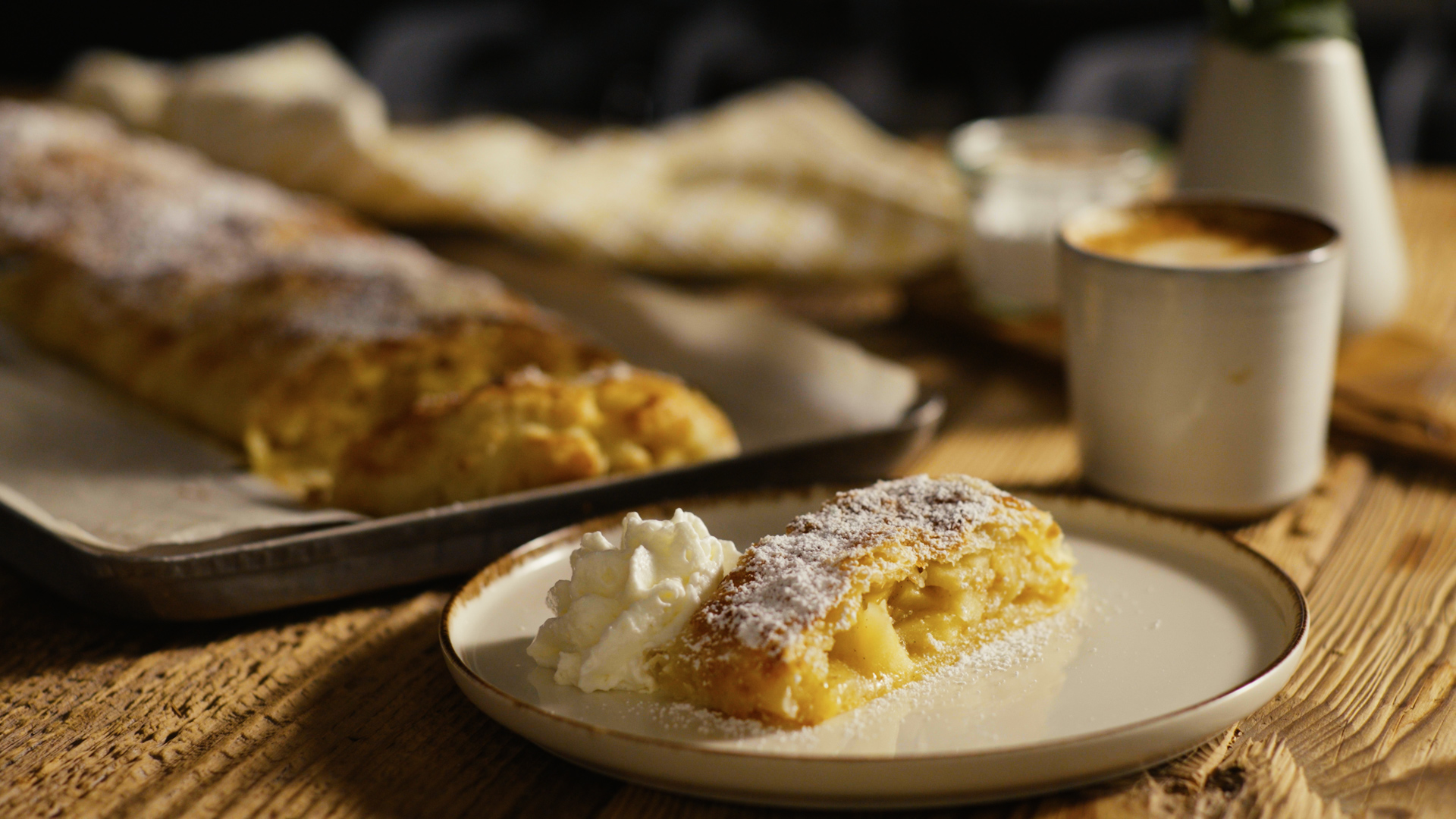 Unser Netto-Rezept für dich - Vanille-Apfel-Strudel mit Schlagsahne