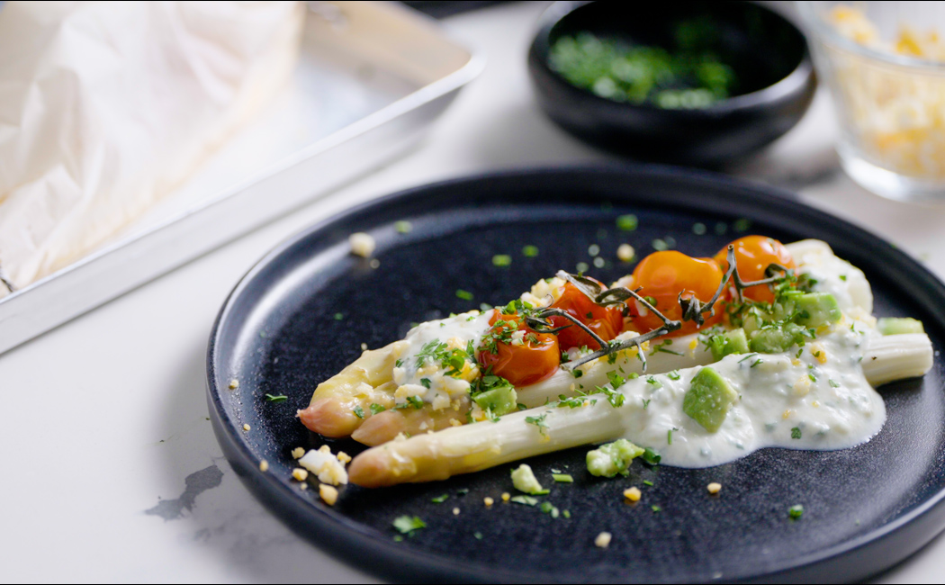 Unser Netto-Rezept für dich - Spargel-Päckchen mit Tomaten und Kräuter-Avocadosauce
